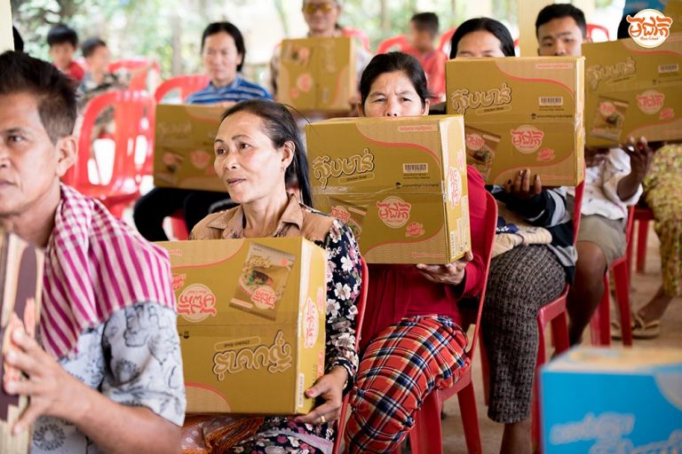Mee Chiet Donate 100 cases to the Poors in Koh Sotin - មីជាតិ